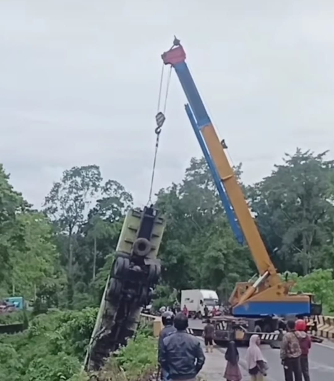 Dua Kendaraan Laka di Tebing Batu Berhasil Dievakuasi Gunakan ALat Ini