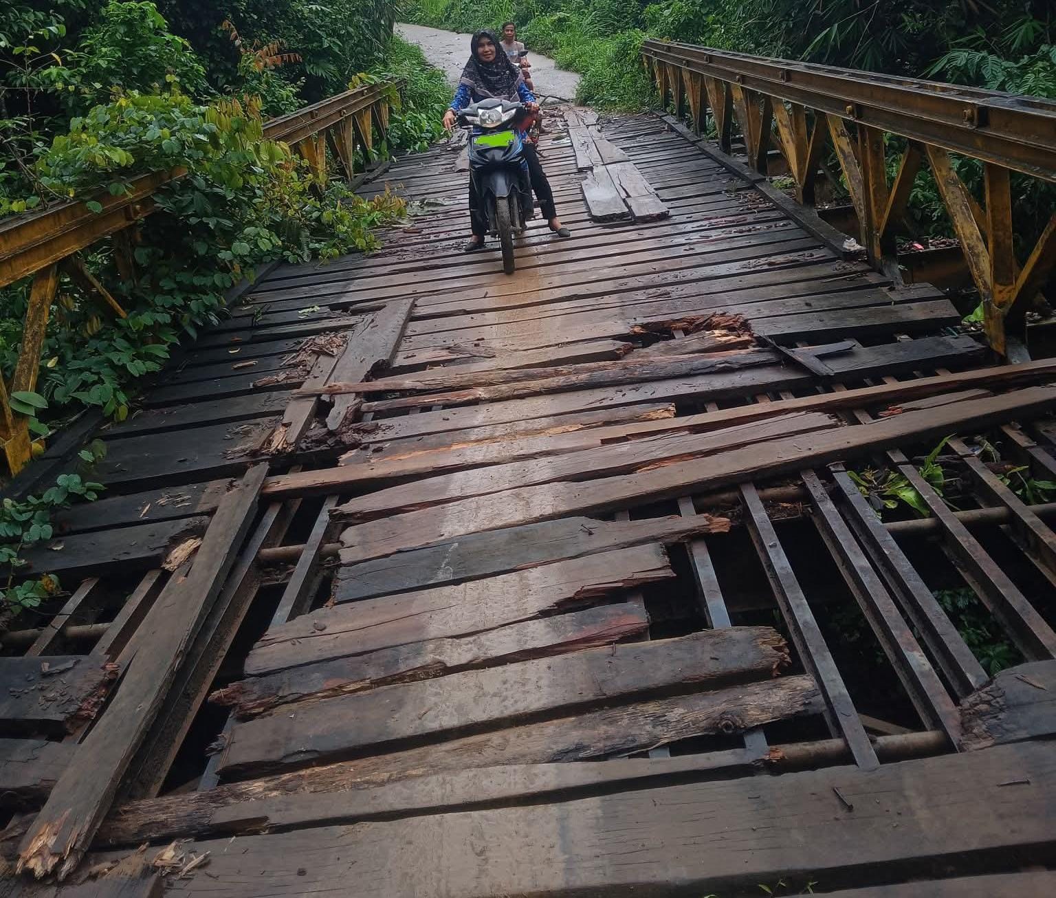 Lantai Jembatan Tinggi Akses SDN 72 Kaur Jebol, Ancam Keselamatan Pelajar
