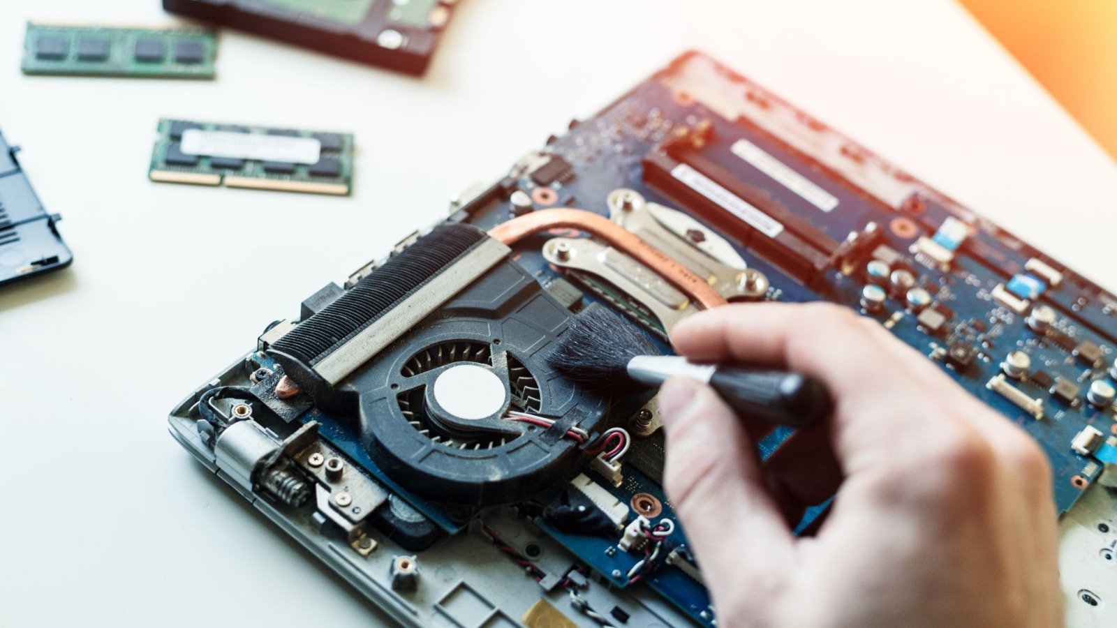 Tak Banyak Yang Tahu, Ini Dia Perbedaan Service Laptop di Center Resmi ...