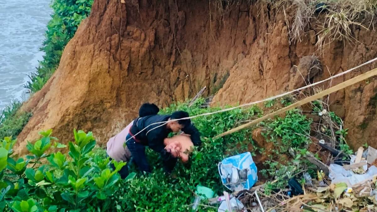 BREAKING NEWS! Pemuda Bunga Mas Terjun ke Jurang Setinggi 50 Meter